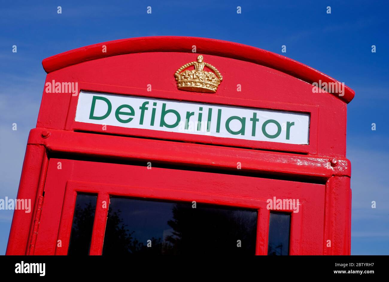 Gold crown on red telephone box hi-res stock photography and images - Alamy