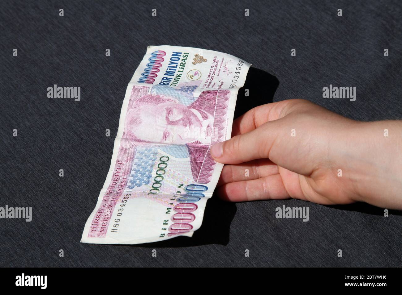 Turkey paying in cash, Turkish Lira Note 1 million lira, 1 BiR Milyon ...