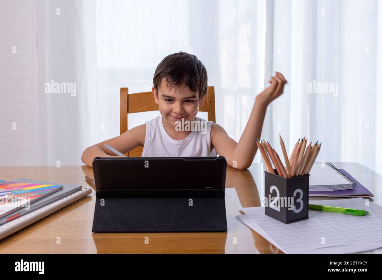 Kids using technology hi-res stock photography and images - Alamy