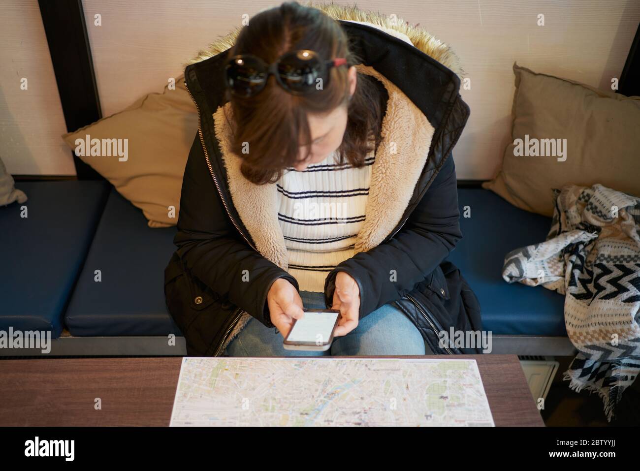 Woman tourist map hands hi-res stock photography and images - Alamy