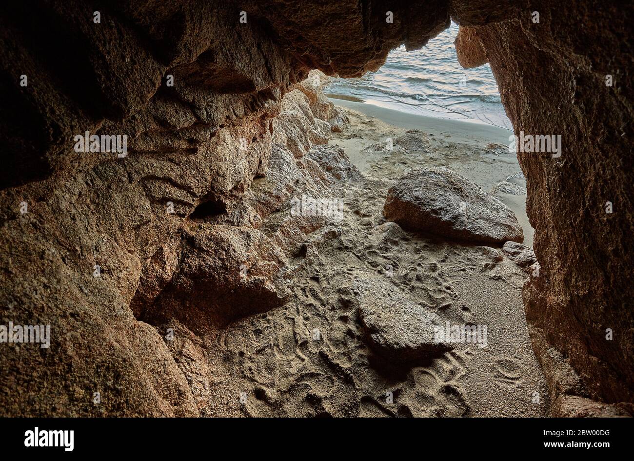 Small sea cave hi-res stock photography and images - Alamy