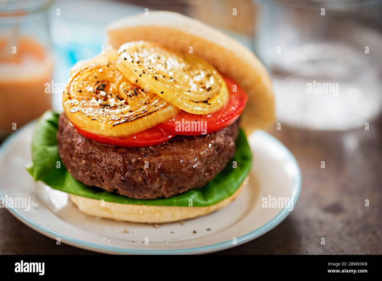 Sliced tomatoes hamburger hi-res stock photography and images - Alamy