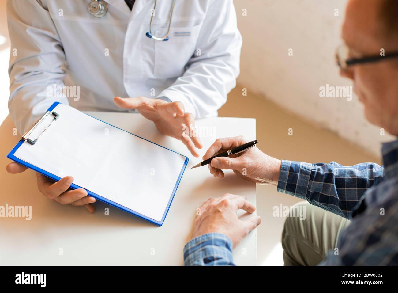 Patient and doctor. Signing medical insurance. Healthcare concept Stock ...