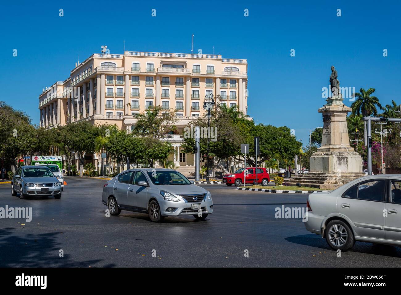French roundabouts hi-res stock photography and images - Alamy