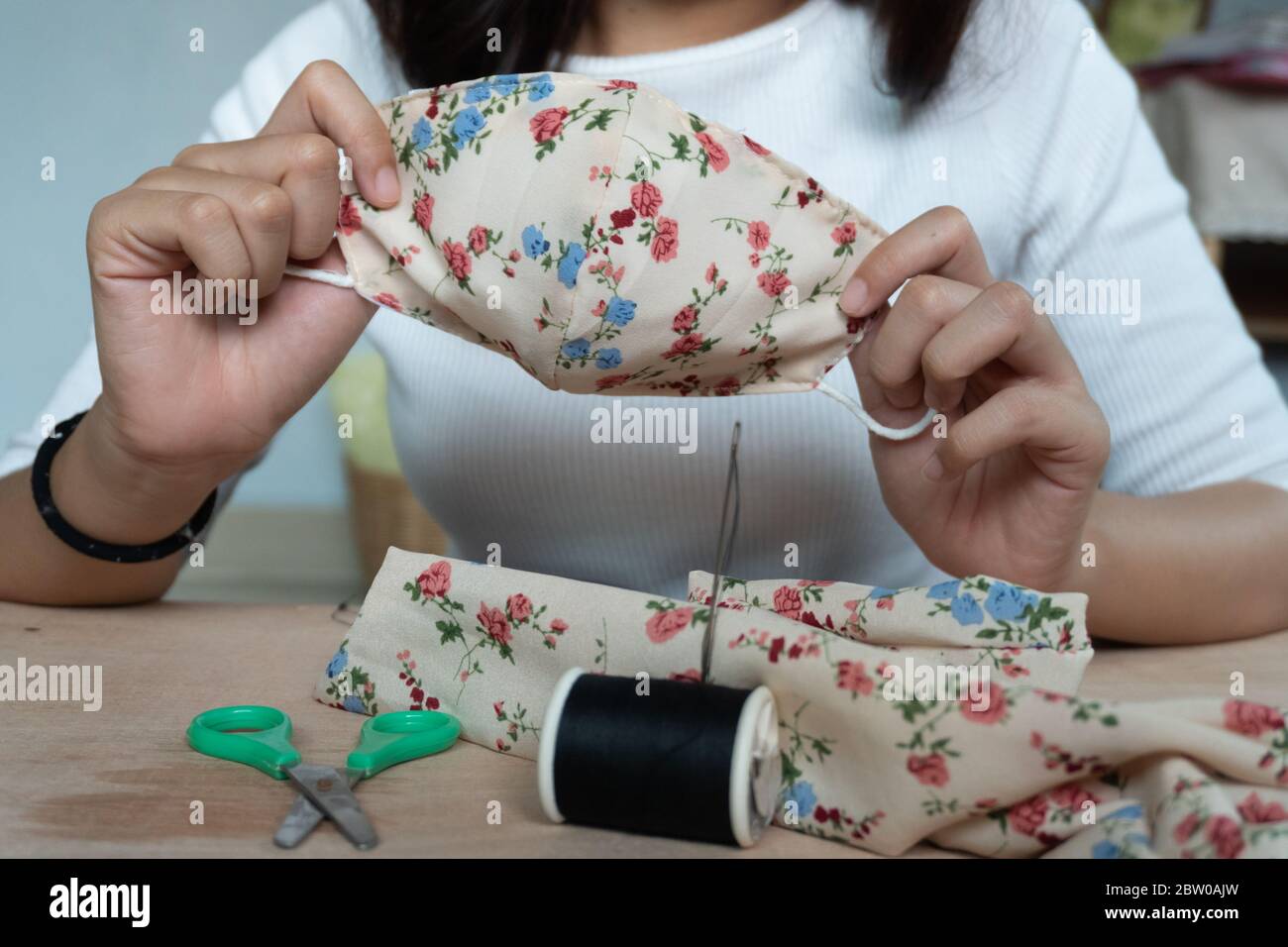 Machine making medical face masks hi-res stock photography and images ...