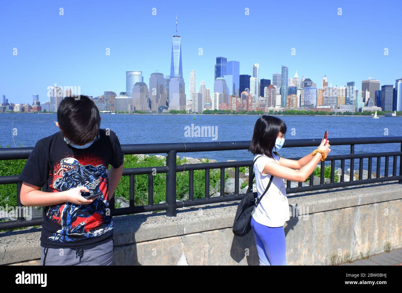 Children with mask hi-res stock photography and images - Alamy