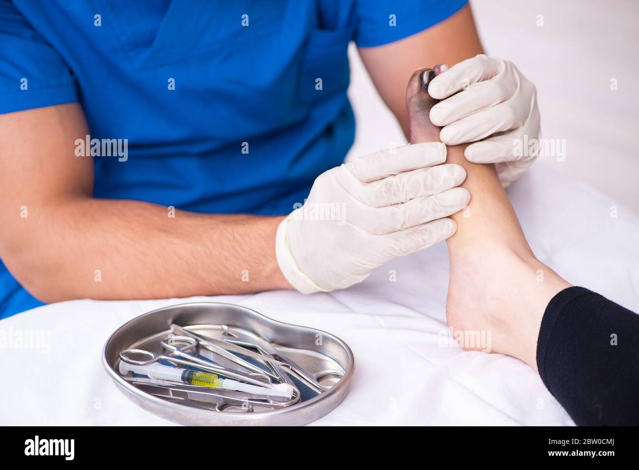 Finger injured woman visiting doctor traumatologist Stock Photo - Alamy