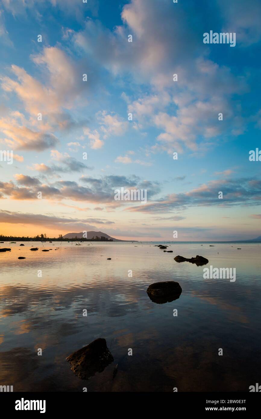 Summer sunset seascape on tropical Phu Quoc island, Hon Mot island in ...
