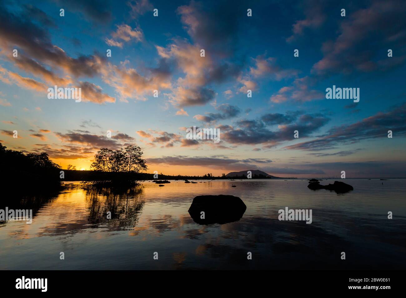 Summer sunset seascape on tropical Phu Quoc island, Hon Mot island in ...