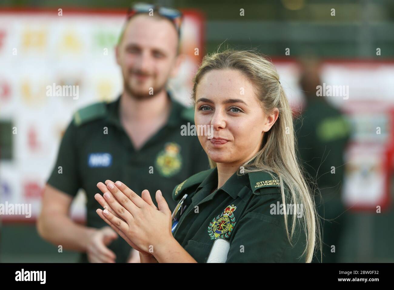 Clapping for heroes uk hi-res stock photography and images - Alamy