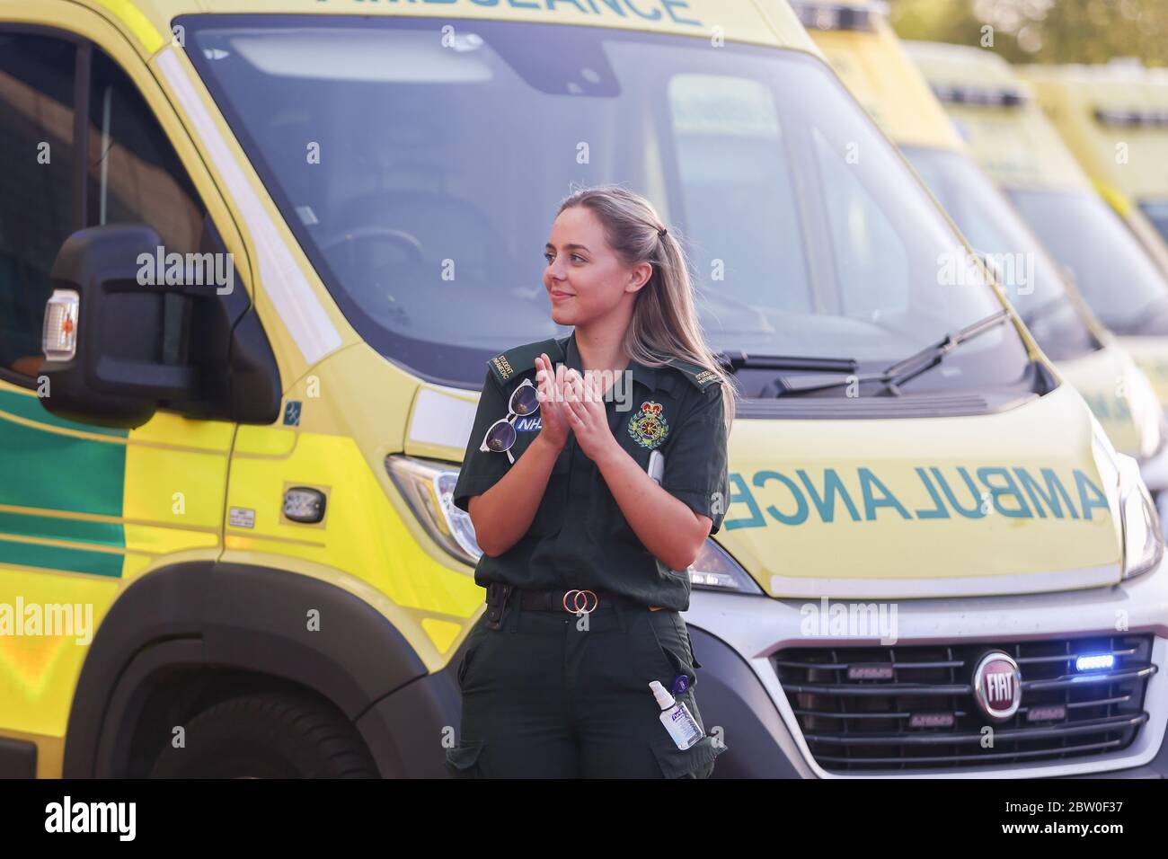 Pretty paramedic hi-res stock photography and images - Alamy