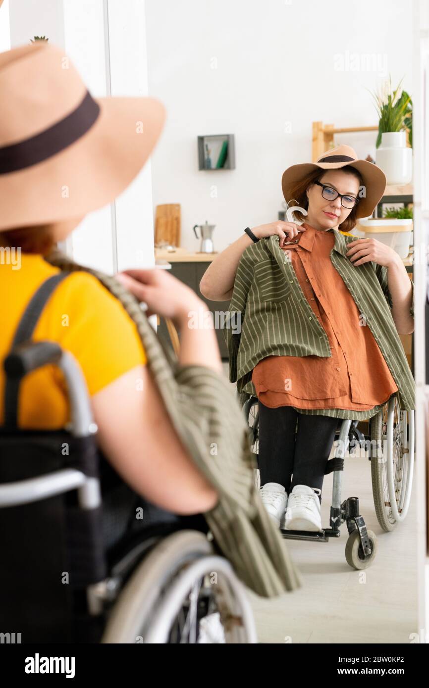 Young disabled woman hi-res stock photography and images - Alamy