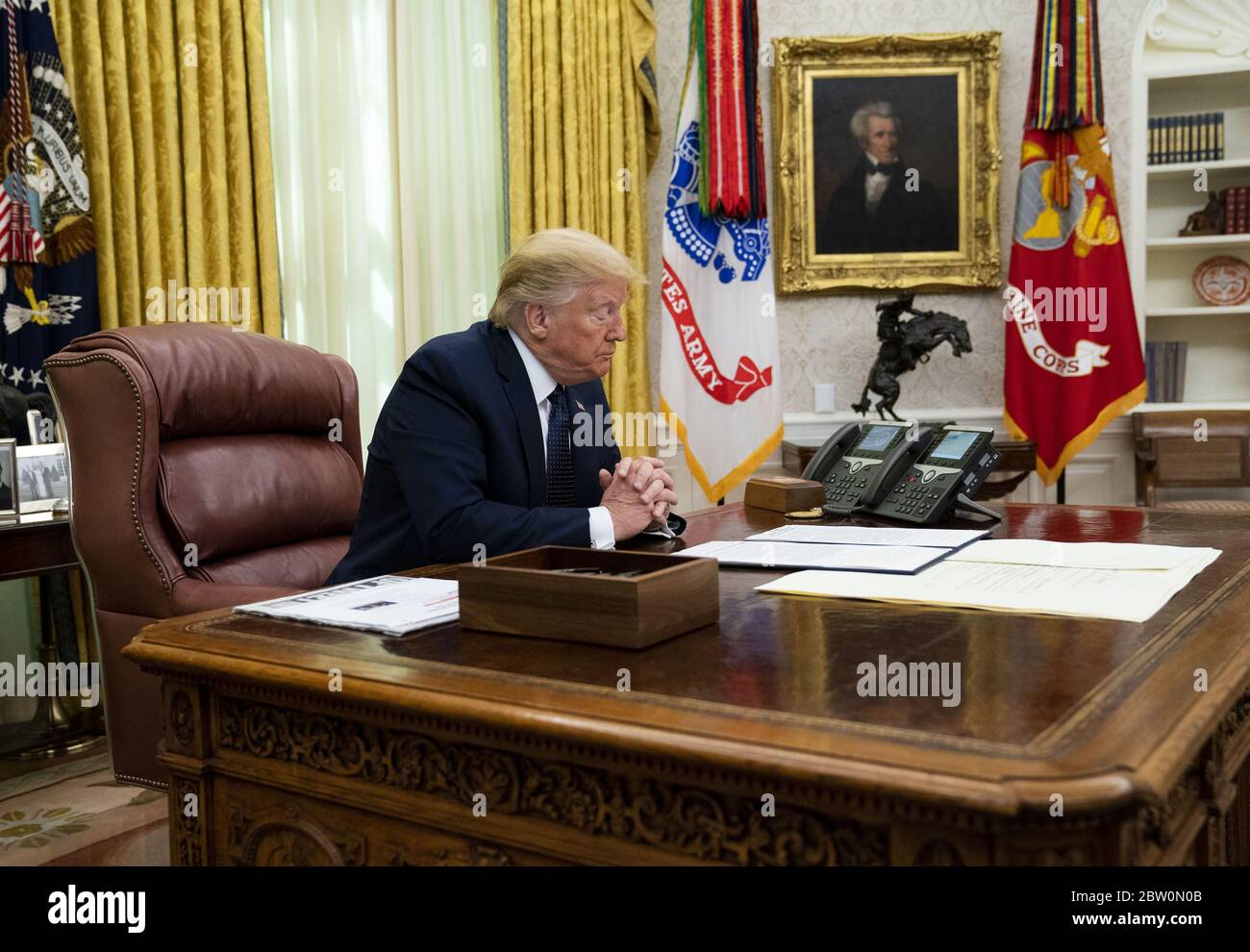Donald trump oval office desk hi-res stock photography and images - Alamy