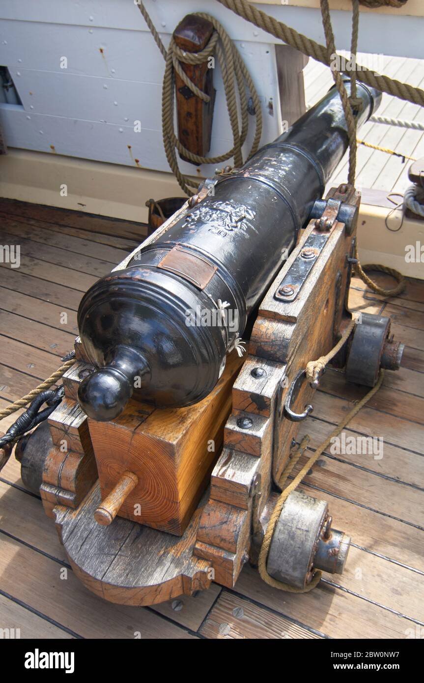 Ships cannon hi-res stock photography and images - Alamy