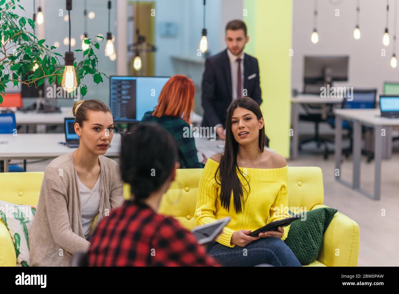 Google office employees working hi-res stock photography and images - Alamy