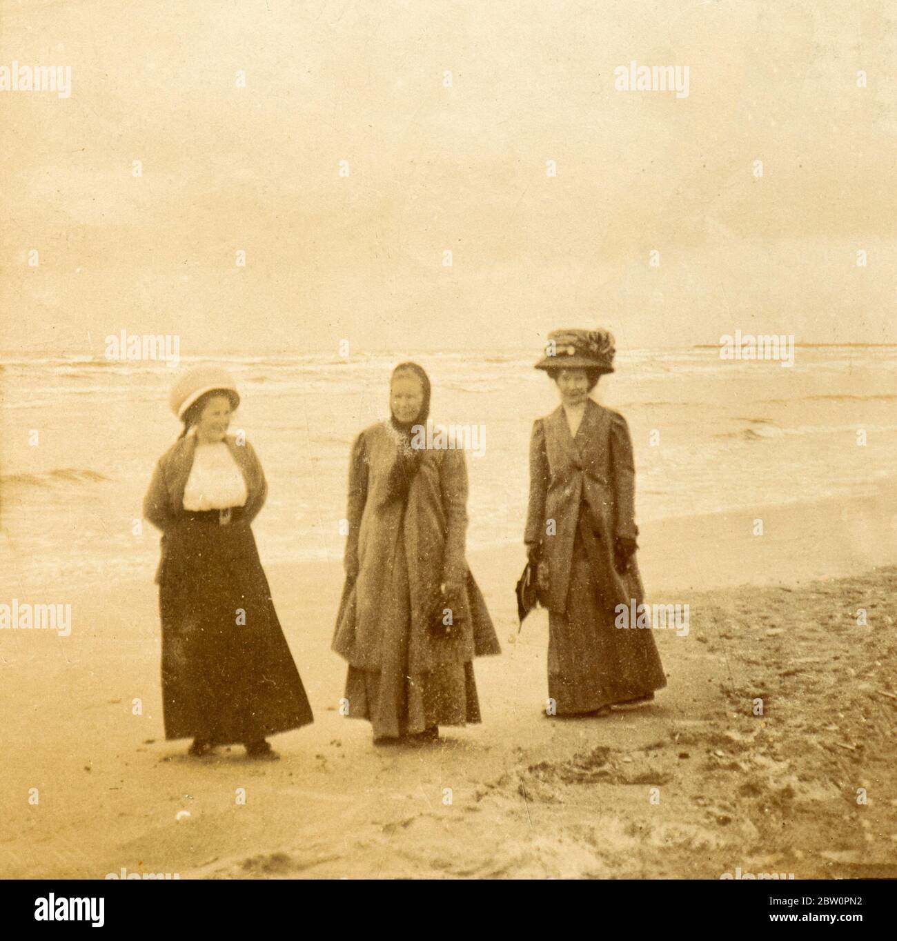 Three old ladies sea hi-res stock photography and images - Alamy