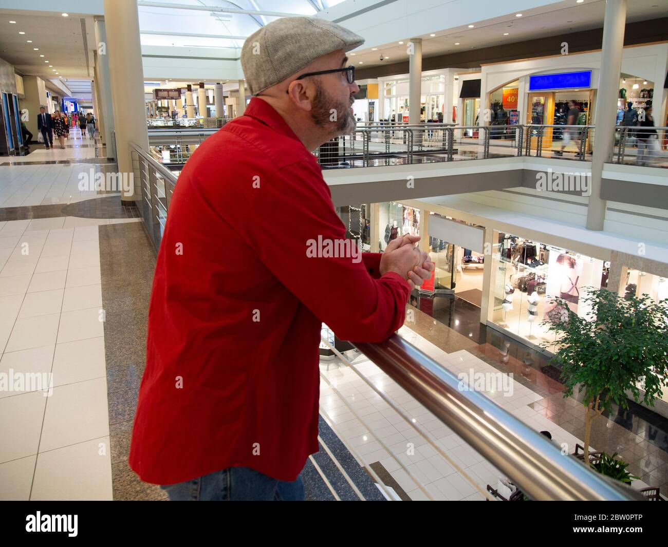 Man in shopping mall Stock Photo - Alamy