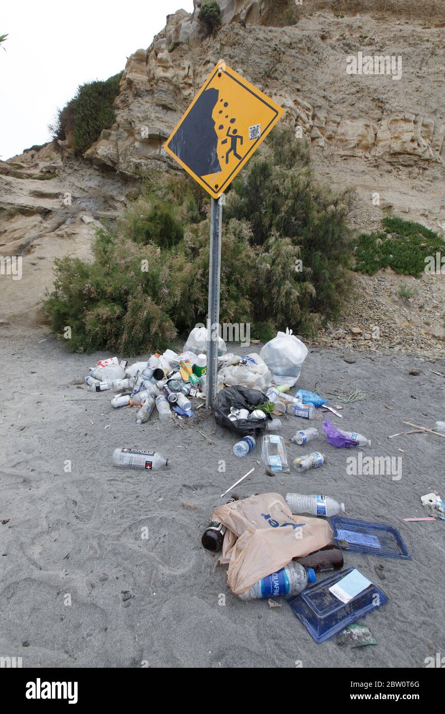 Trash on beach hi-res stock photography and images - Alamy
