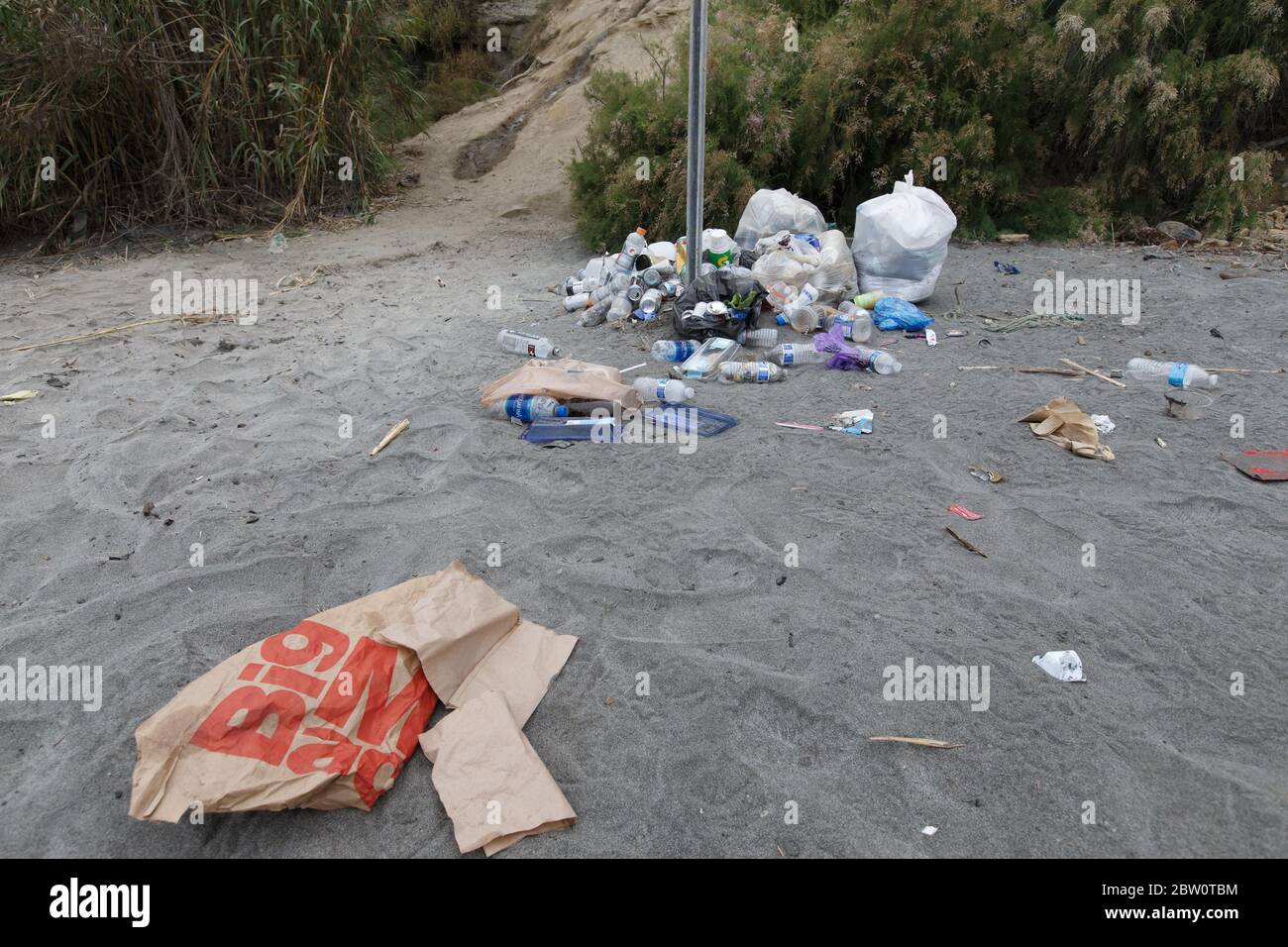 Trash on beach hi-res stock photography and images - Alamy