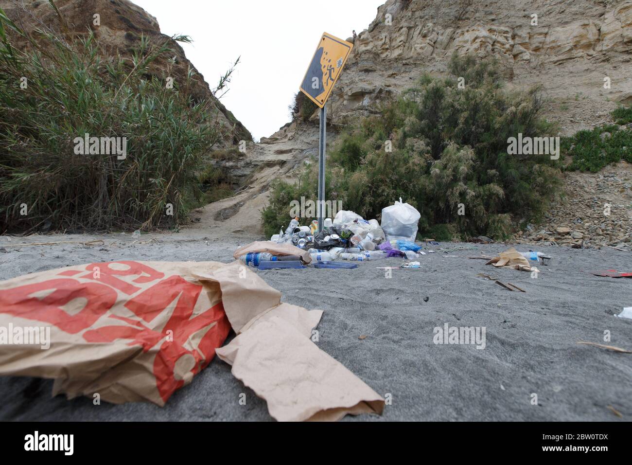 Trash beach crowd hi-res stock photography and images - Alamy