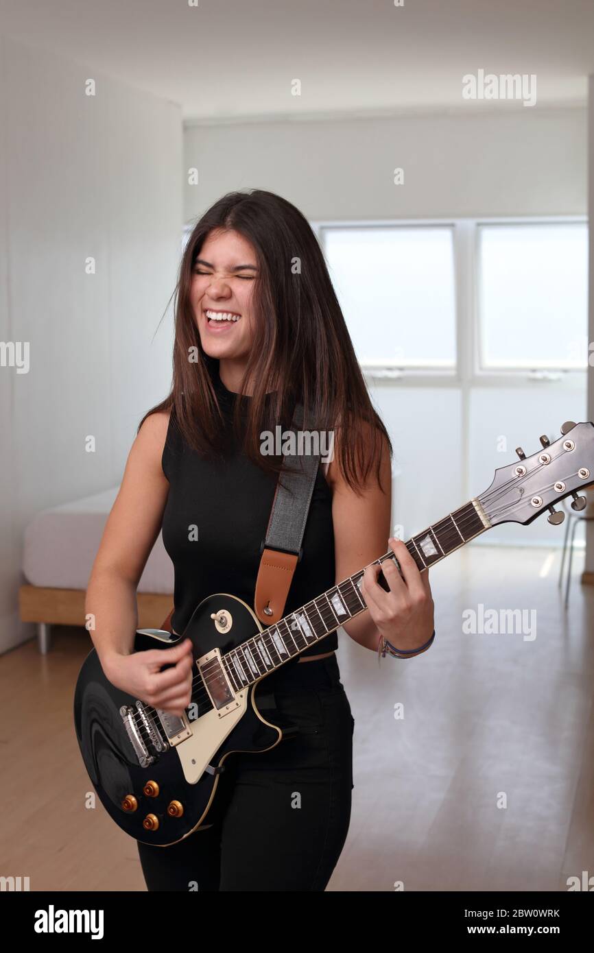 Beautiful young woman guitar hi-res stock photography and images - Alamy