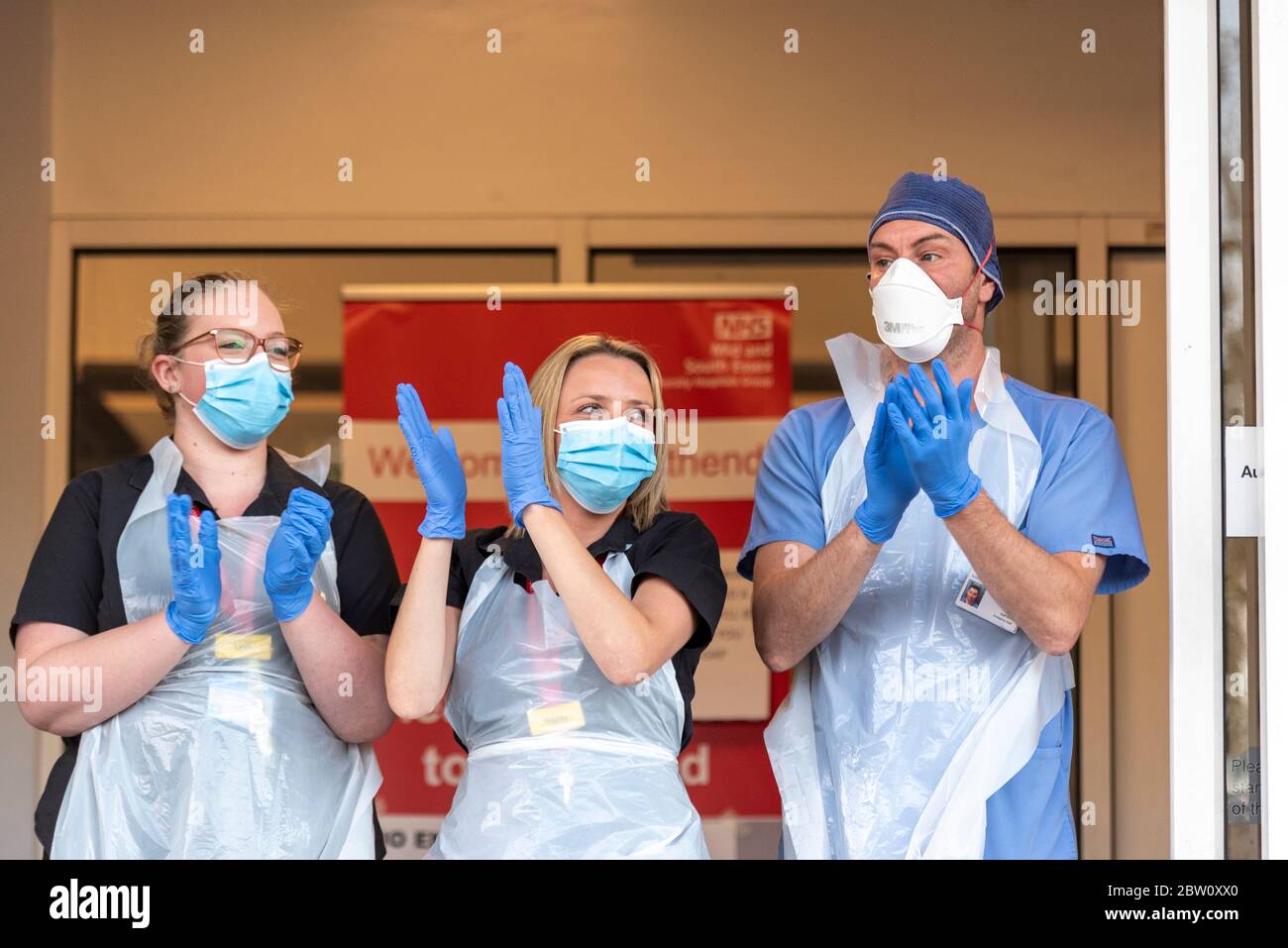 Covid hospital ward clapping hi-res stock photography and images - Alamy