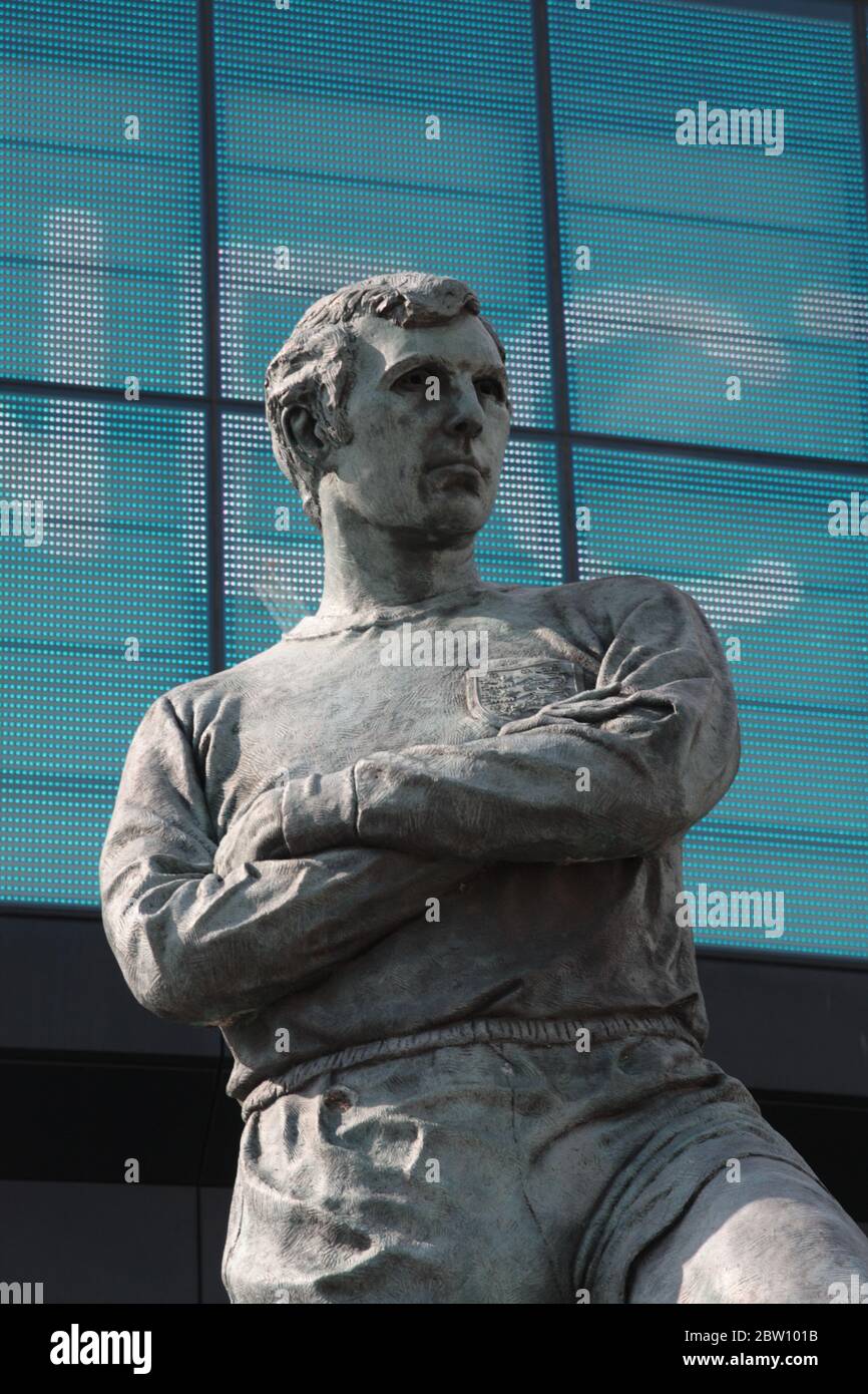 Bobby moore sculpture hi-res stock photography and images - Alamy