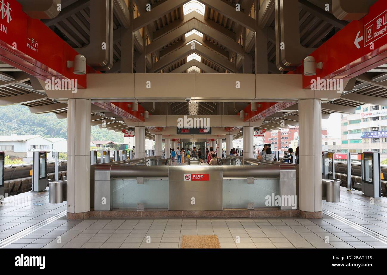 Shilin Station platforms on the Tamsui-Xinyi Line. Taipei, Taiwan Stock ...