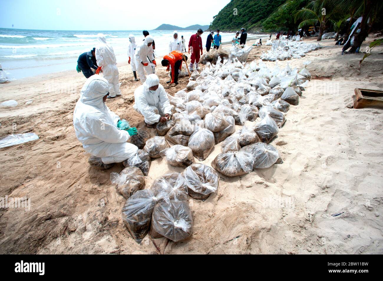Shoveling sand hi-res stock photography and images - Alamy