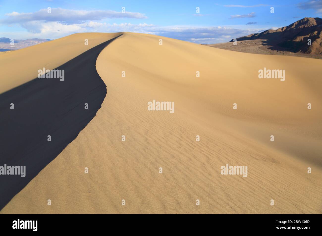 Sweeping Sand Dune at Mesquite Sand Flats, Death Valley Stock Photo - Alamy