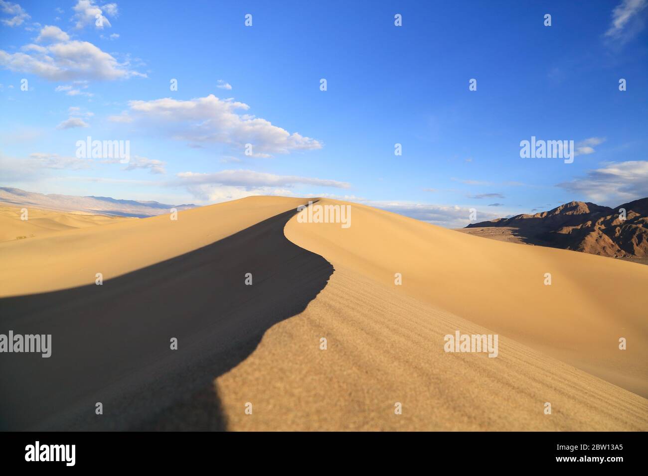 Sweeping Sand Dune at Mesquite Sand Flats, Death Valley Stock Photo - Alamy