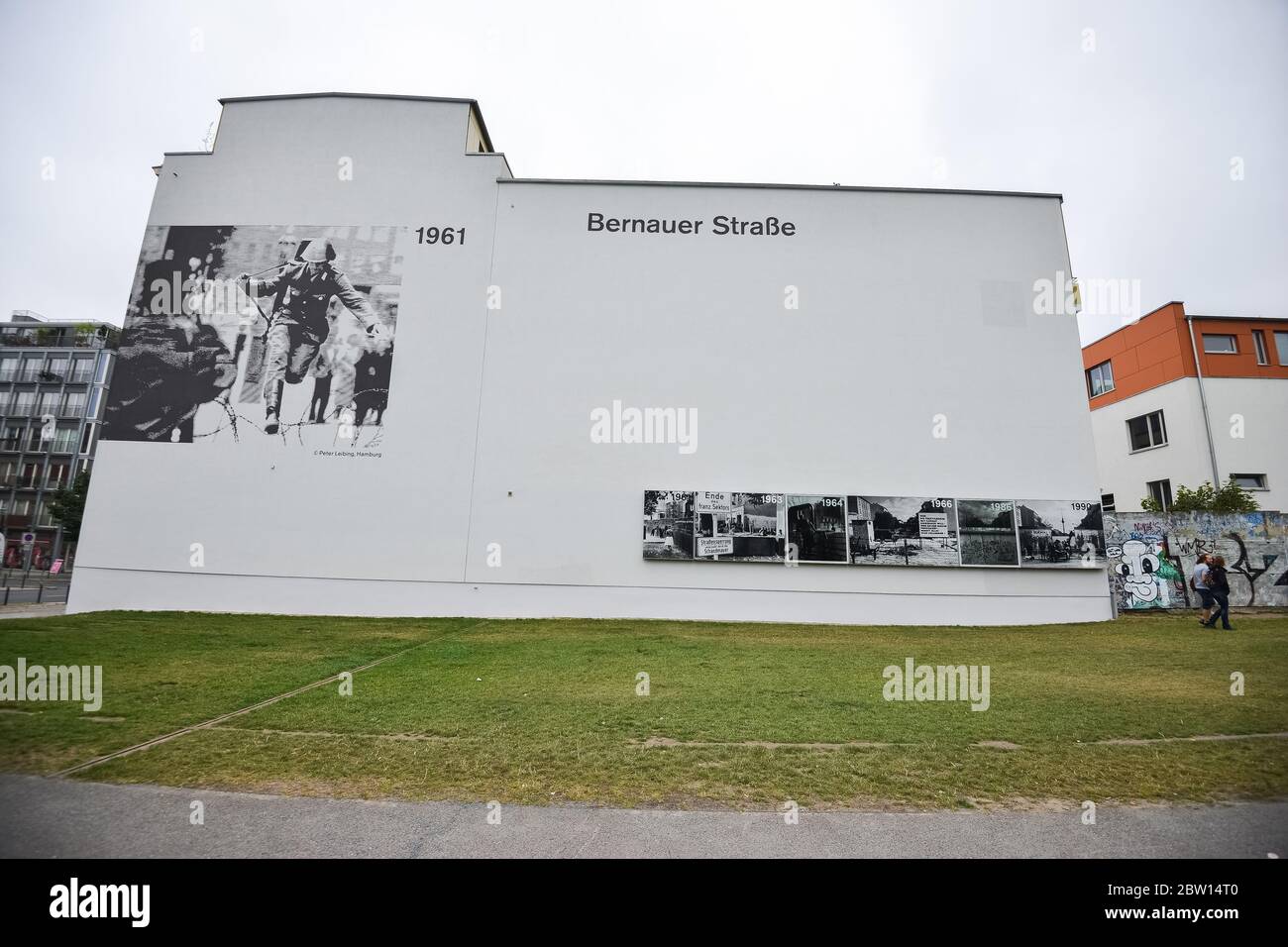 People watching to Berlin Wall Stock Photo - Alamy