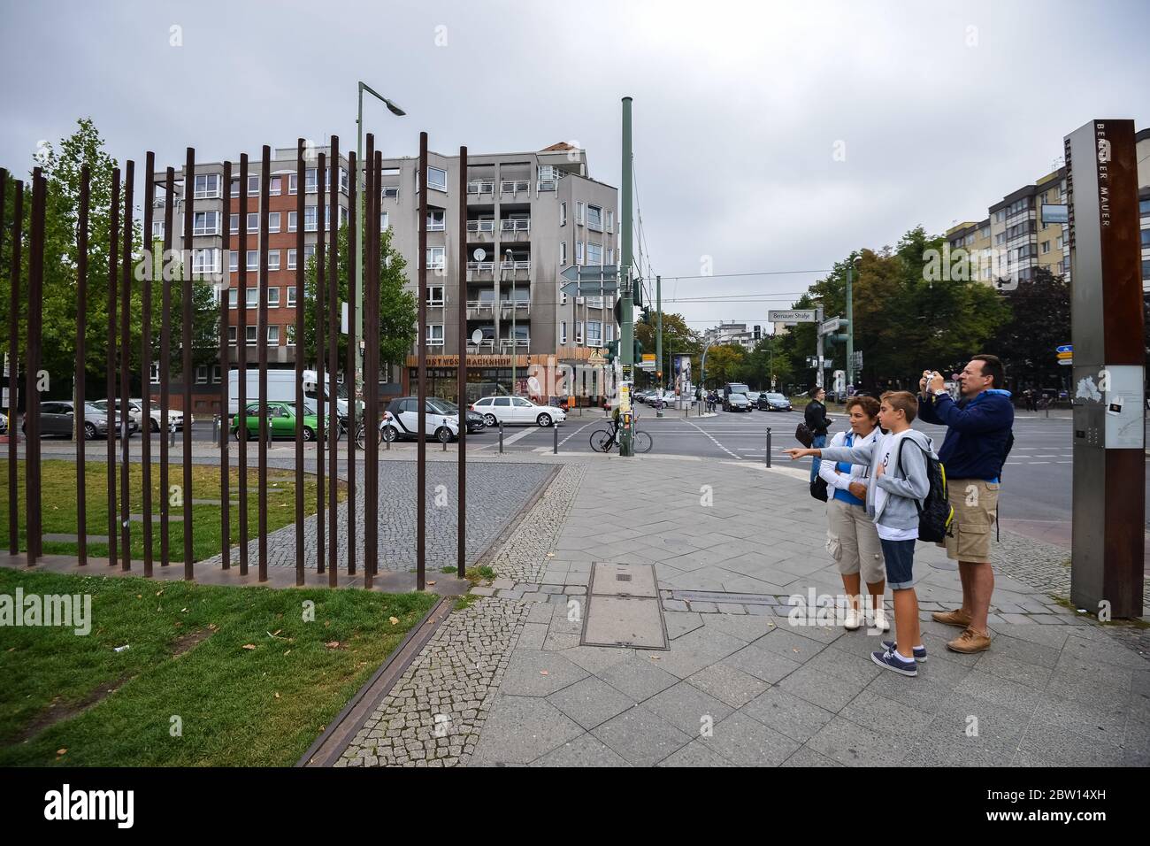 People watching to Berlin Wall Stock Photo - Alamy