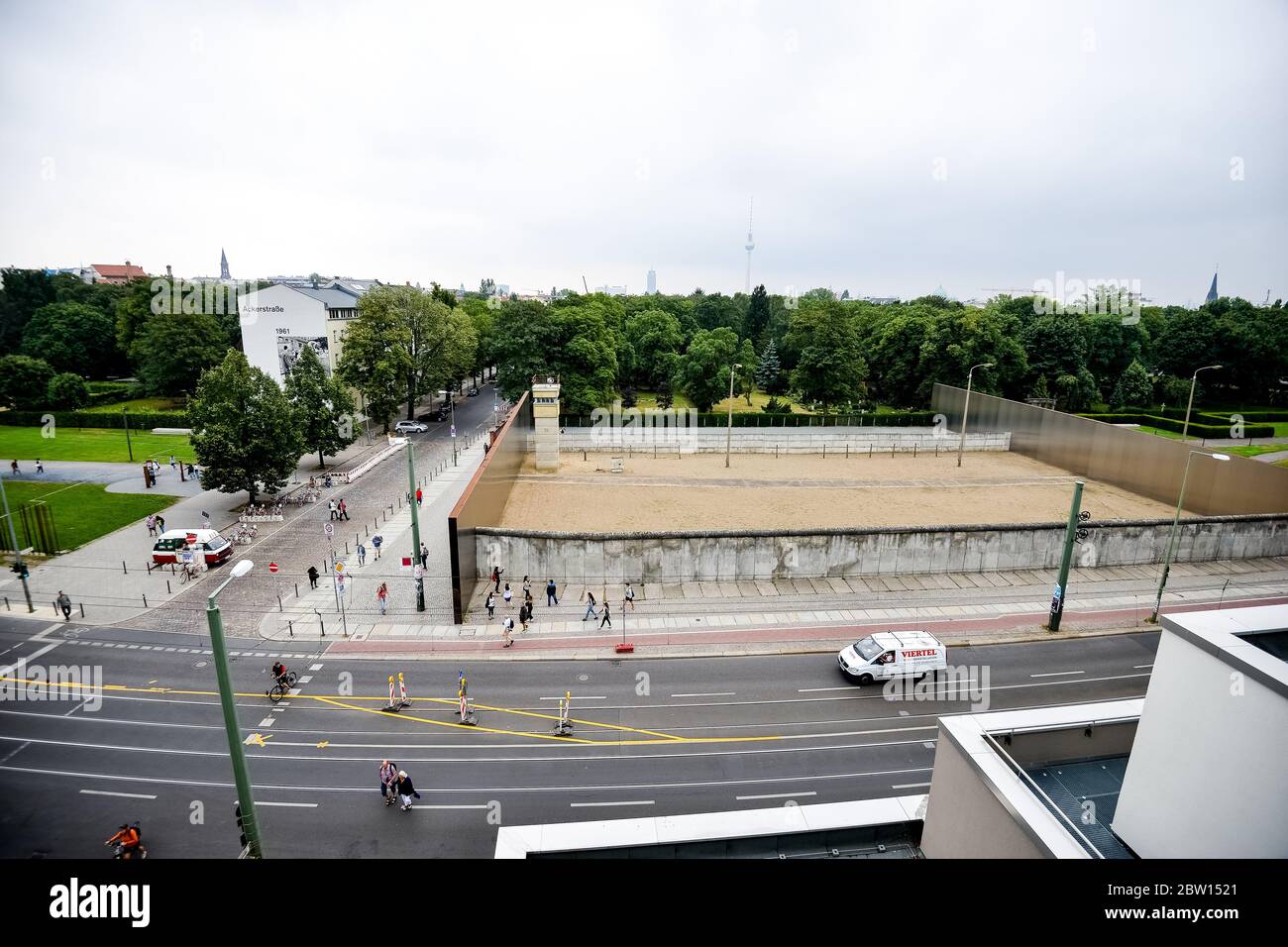 People at the berlin wall hi-res stock photography and images - Alamy