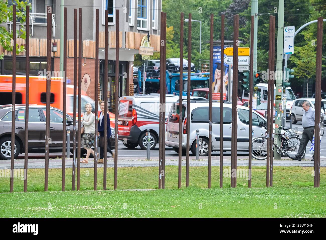 People watching to Berlin Wall Stock Photo - Alamy