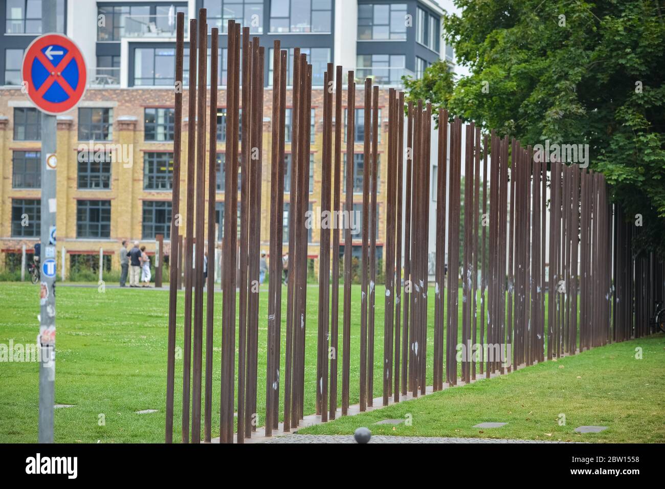People watching to Berlin Wall Stock Photo - Alamy