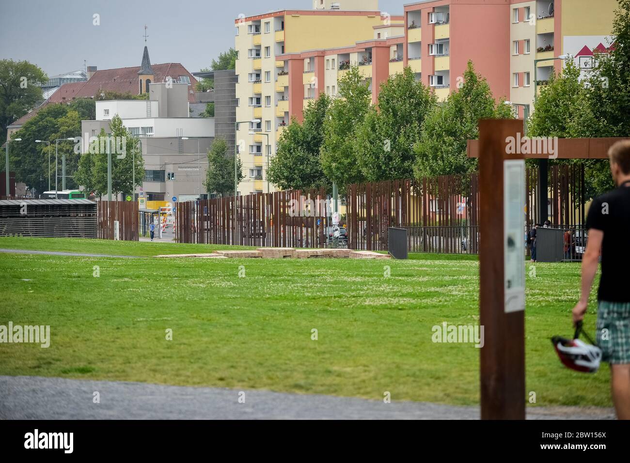 People watching to Berlin Wall Stock Photo - Alamy