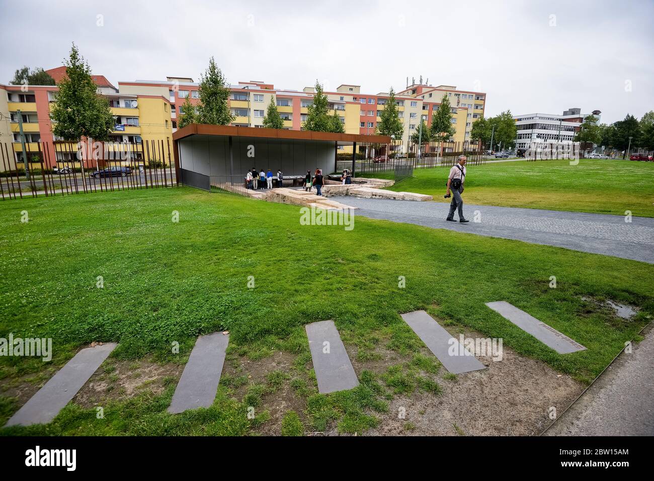 People watching to Berlin Wall Stock Photo - Alamy