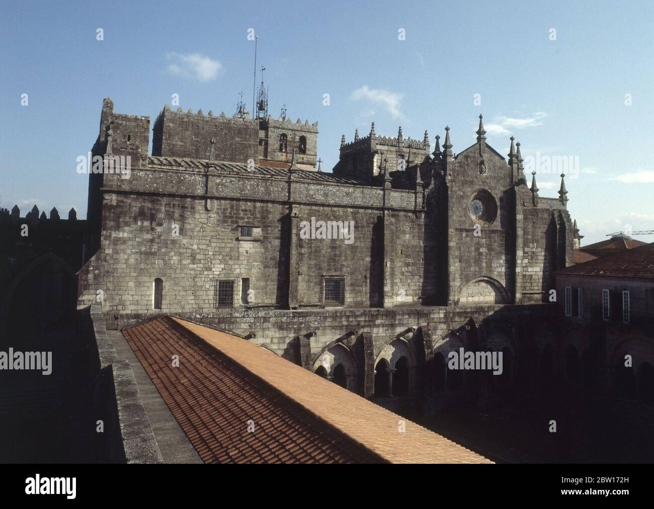 EXTERIOR-FACHADA LATERAL AL CLAUSTRO DESDE ENFRENTE. Location: CATEDRAL ...