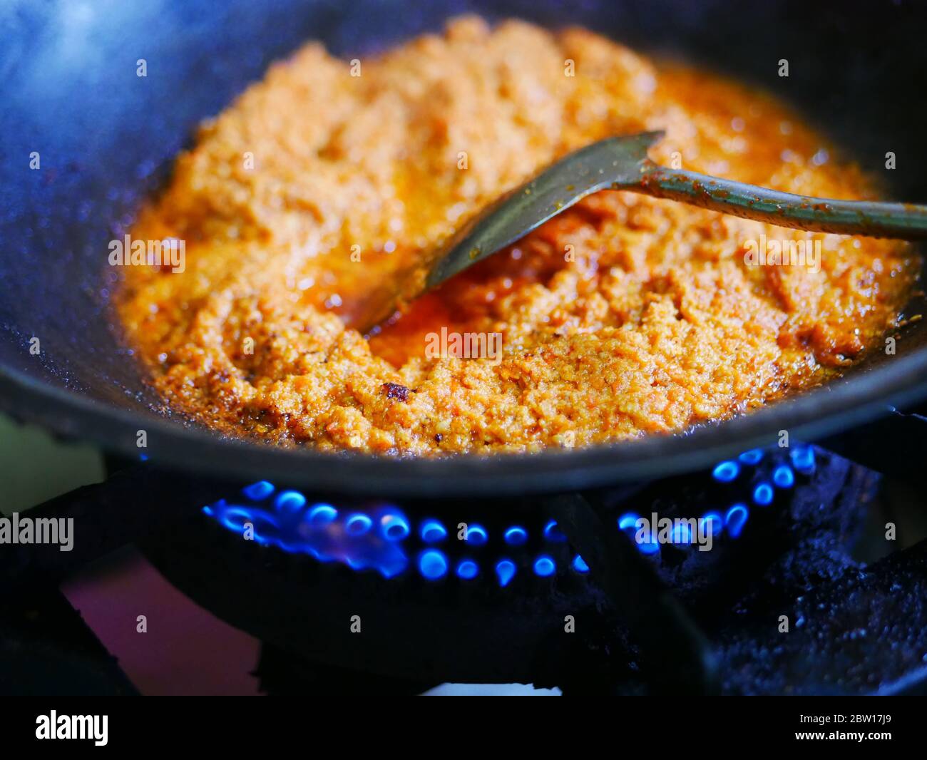 Chef Stir Fry Seasoning In Wok Stock Photo - Alamy