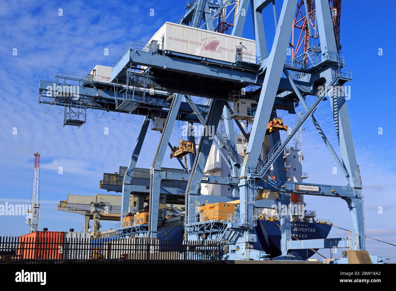 Mobile port crane hi-res stock photography and images - Alamy