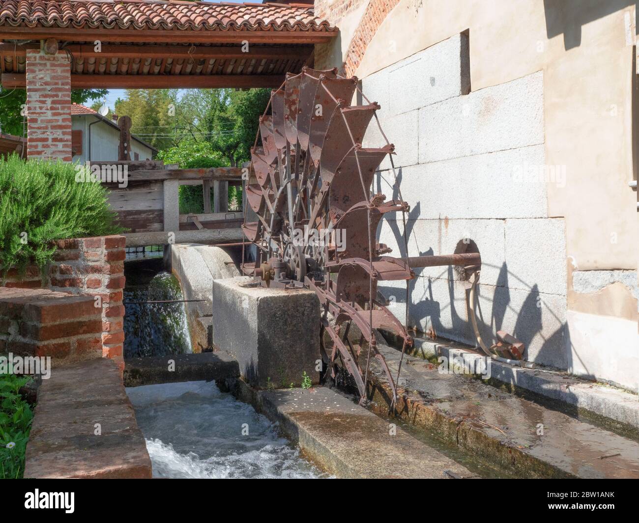 wheel of a water mill of an old farm Stock Photo - Alamy