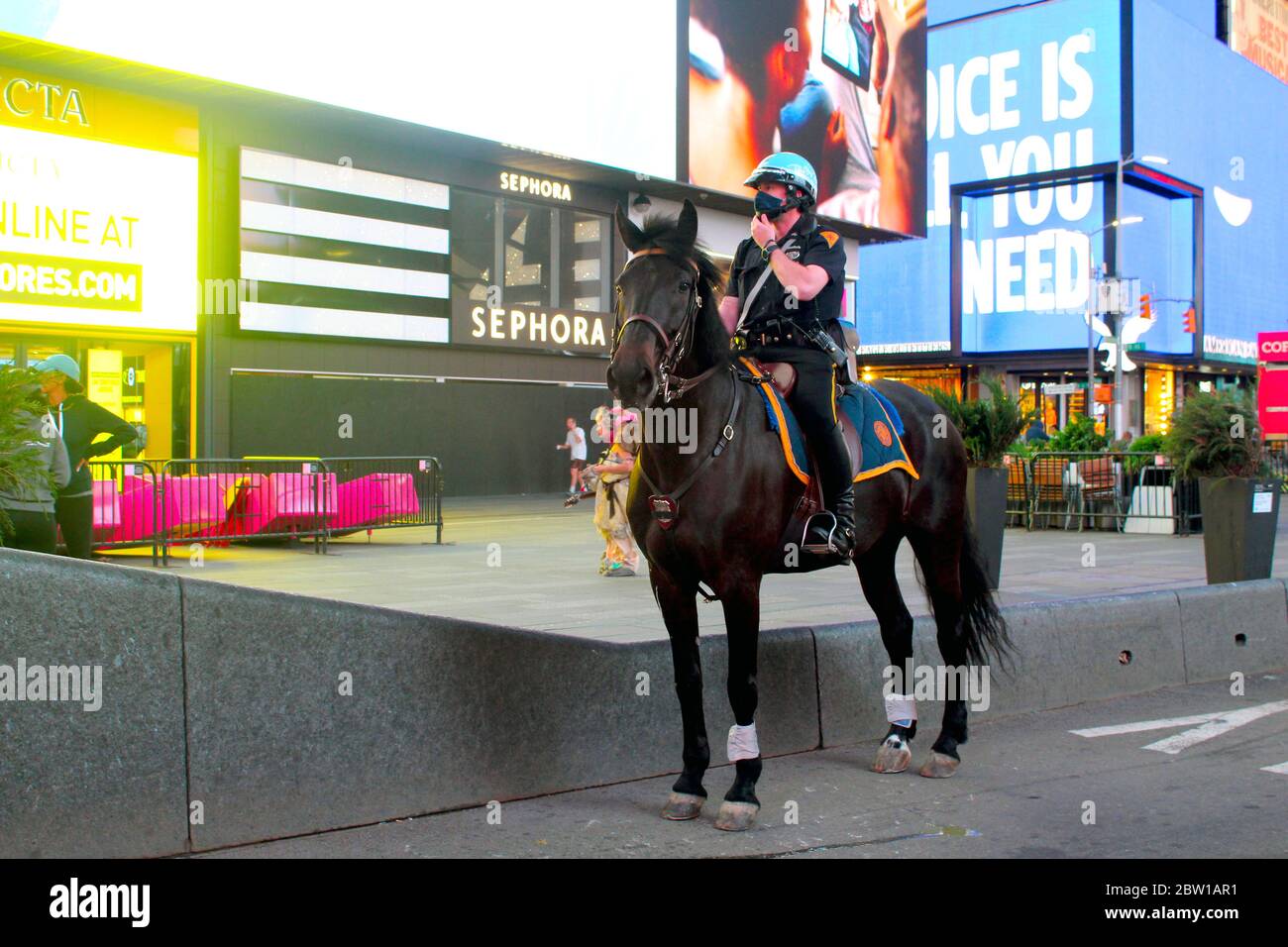 Nypd mounted unit hi-res stock photography and images - Alamy
