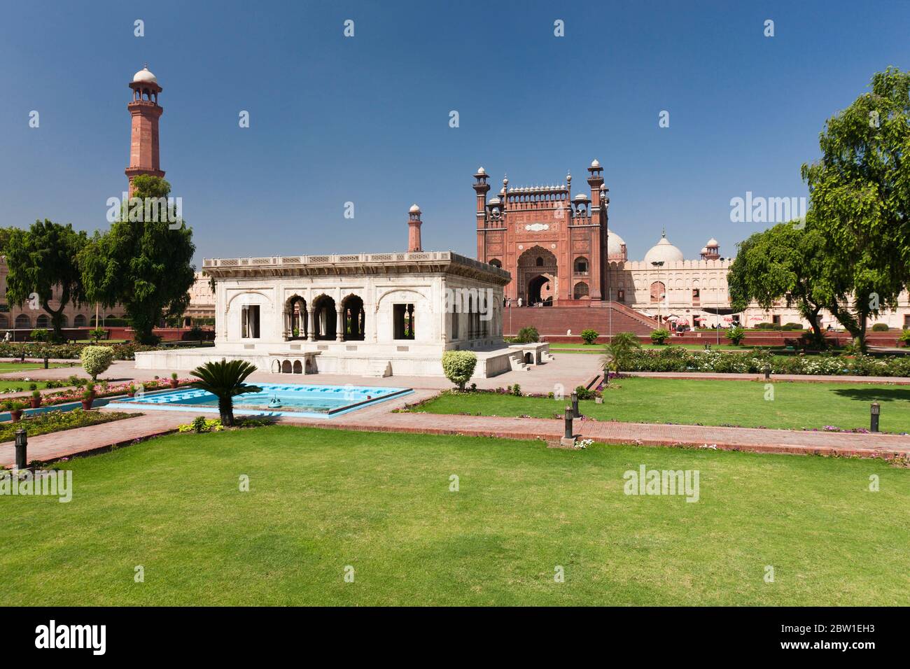 Garden and Main gate of Badshahi Mosque, Lahore Fort, Lahore, Punjab ...