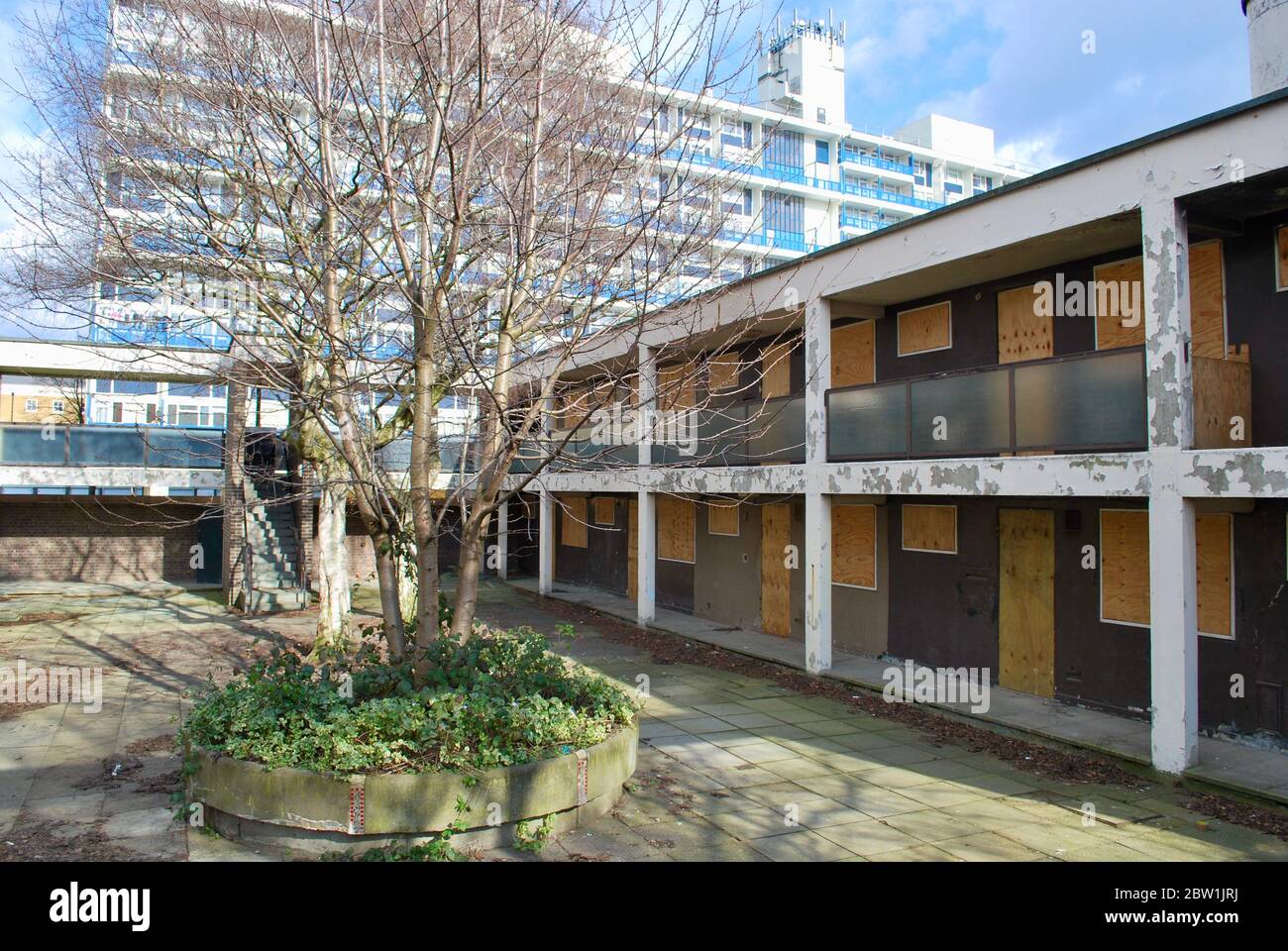 Derelict flats london hi-res stock photography and images - Alamy