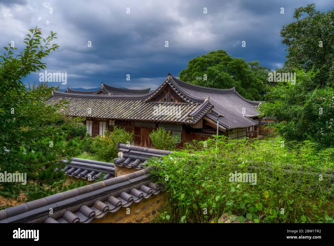 Korean old buildings from hi-res stock photography and images - Alamy