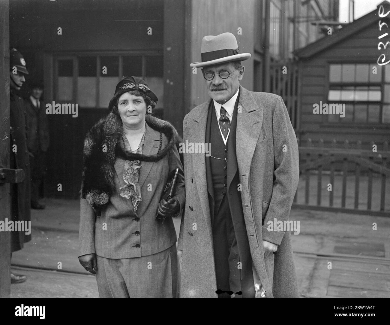 Earl of Clarendon , retiring Governor General , home from South Africa ...