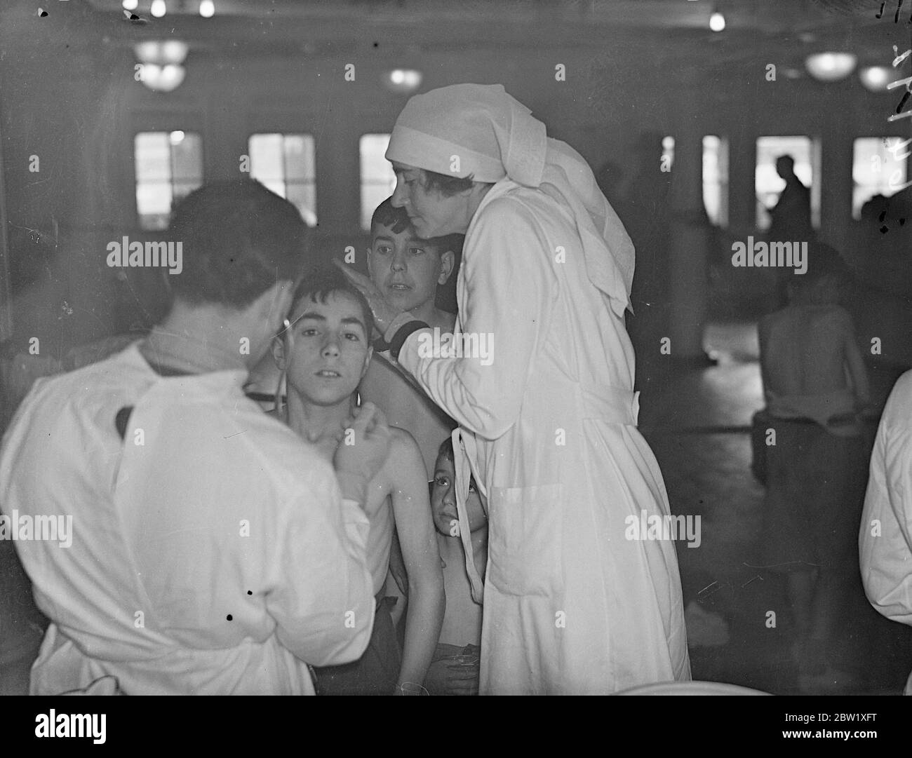 Spanish refugee children disembark at Southampton. Medical examination ...