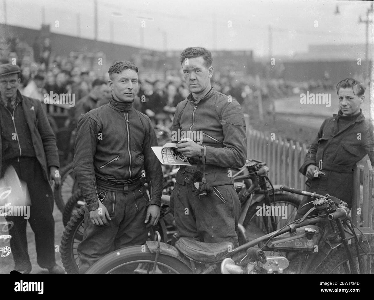 Gold entertainment hi-res stock photography and images - Alamy