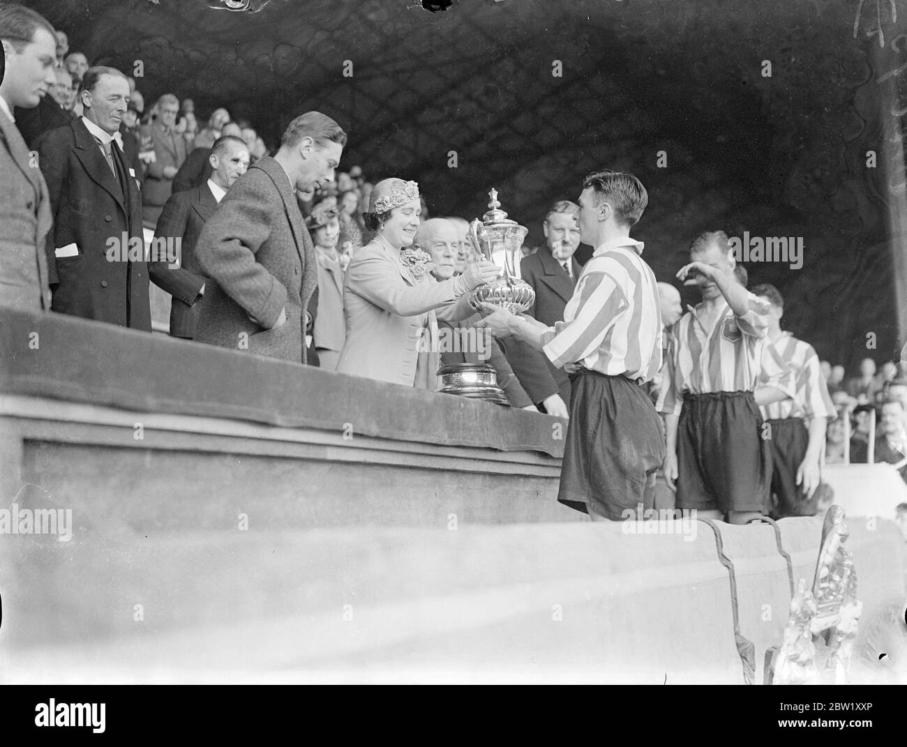 Queen presents FA Cup to Sunderland captain. The Queen presented the FA ...